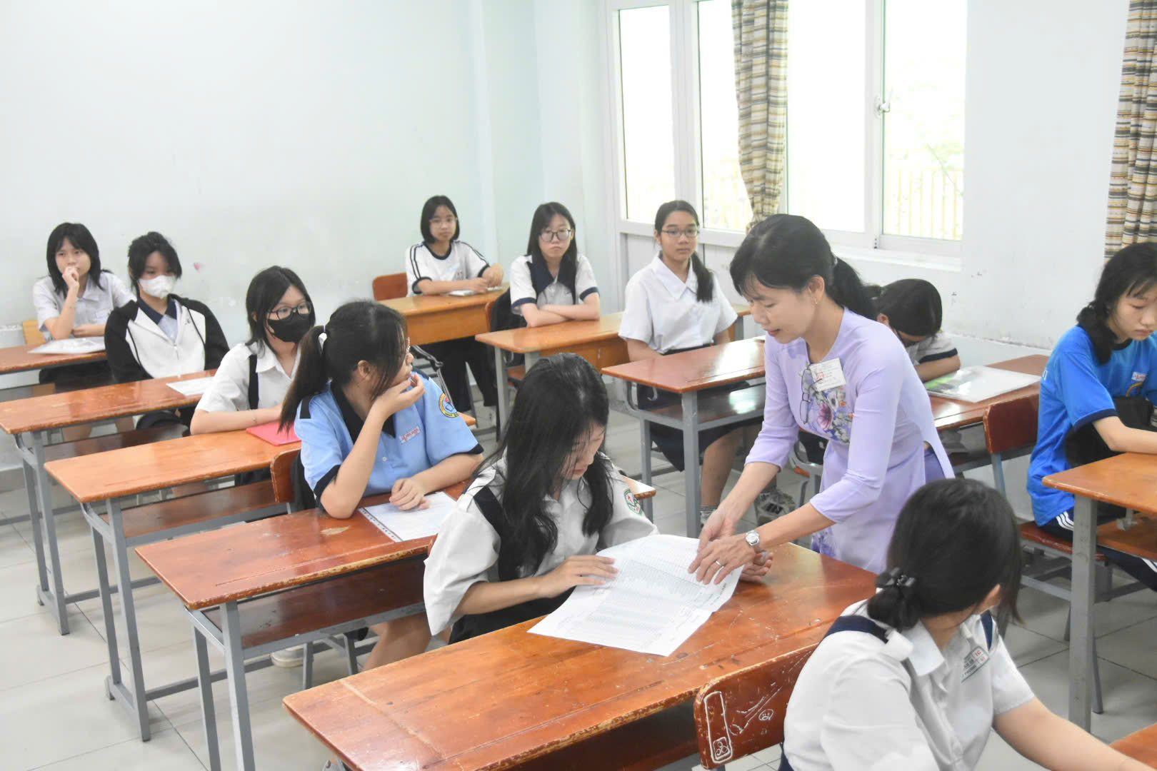 Hình ảnh thí sinh TPHCM hồi hộp làm thủ tục dự thi lớp 10: Kỳ thi quy ...