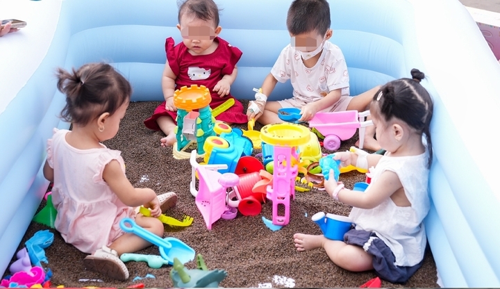 Mái tóc lơ thơ sau hóa trị và nụ cười rạng rỡ ngày 1/6 của cậu bé ung ...