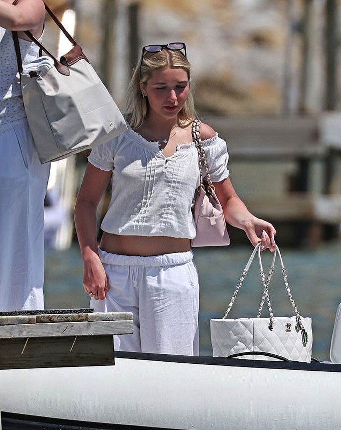 Harper Beckham xách cùng lúc hai túi Chanel đi biển
