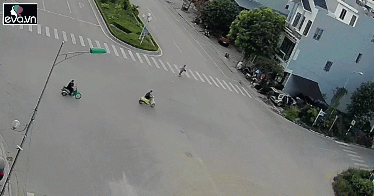 Clip: Ô tô phóng nhanh, đâm văng người đi xe máy tại ngã tư
