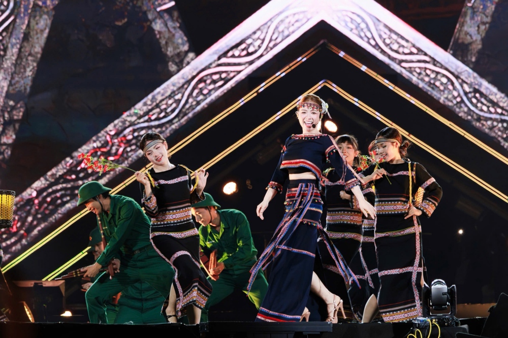 Dương Hoàng Yến vừa tập đã dám lên sân khấu chơi đàn đá ở concert Sao ...