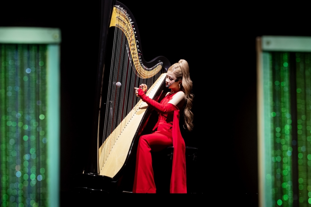 Dương Hoàng Yến vừa tập đã dám lên sân khấu chơi đàn đá ở concert Sao ...