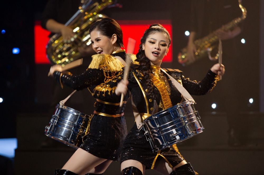 Dương Hoàng Yến vừa tập đã dám lên sân khấu chơi đàn đá ở concert Sao ...