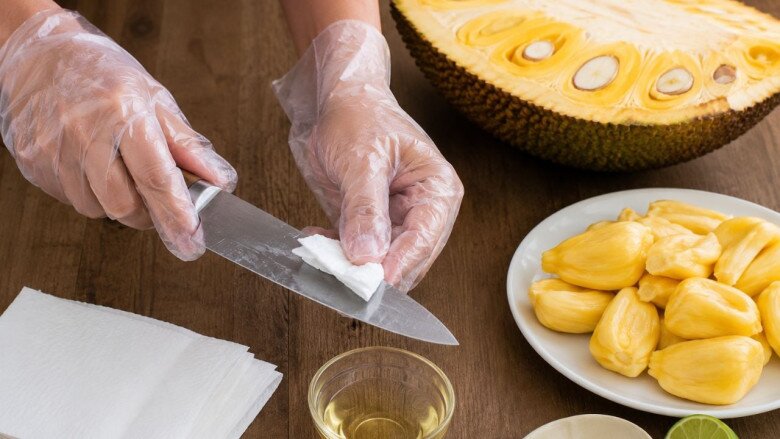 Bị nhựa mít dính vào tay cứ dùng vài thứ này chà nhẹ là nhựa tự bong ra ...