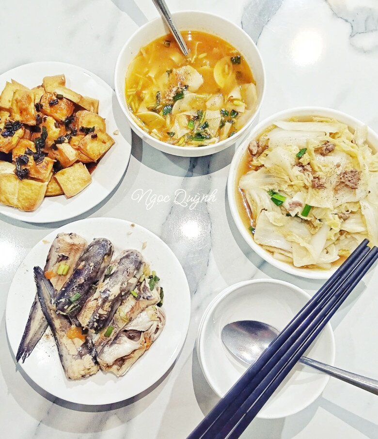 Đầu hàng với mâm cơm 50k, mẹ đảm Đà Nẵng vào bếp nấu loạt cơm 3 người ...