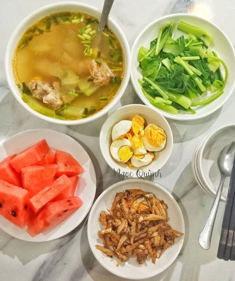 Đầu hàng với mâm cơm 50k, mẹ đảm Đà Nẵng vào bếp nấu loạt cơm 3 người ...