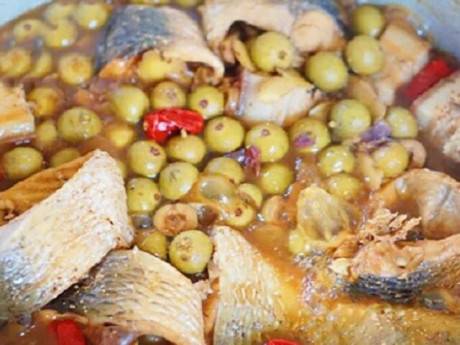 Loại quả mọc bờ rào xưa rụng đầy gốc, nay thành đặc sản ở thành phố ...
