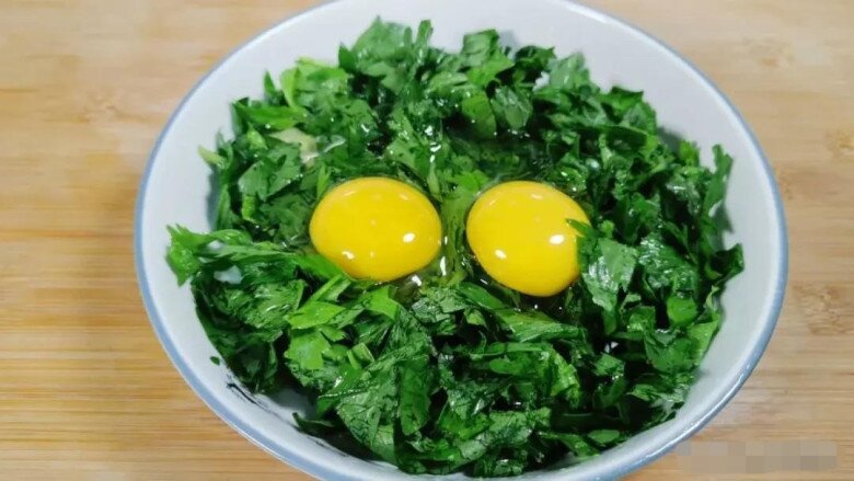 Ít ai biết lá này giàu dinh dưỡng hơn phần thân, đem xào với trứng vừa ...