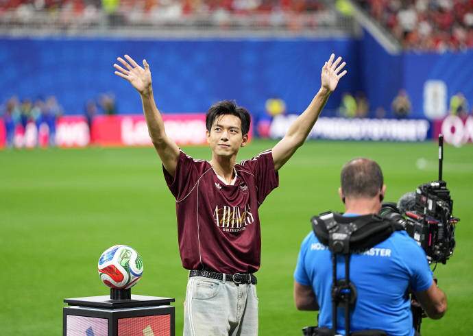 Chàng trai Trung Quốc đầu tiên khai bóng World Cup 2026: Thi đại học ...