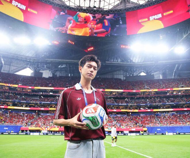 Chàng trai Trung Quốc đầu tiên khai bóng World Cup 2026: Thi đại học ...