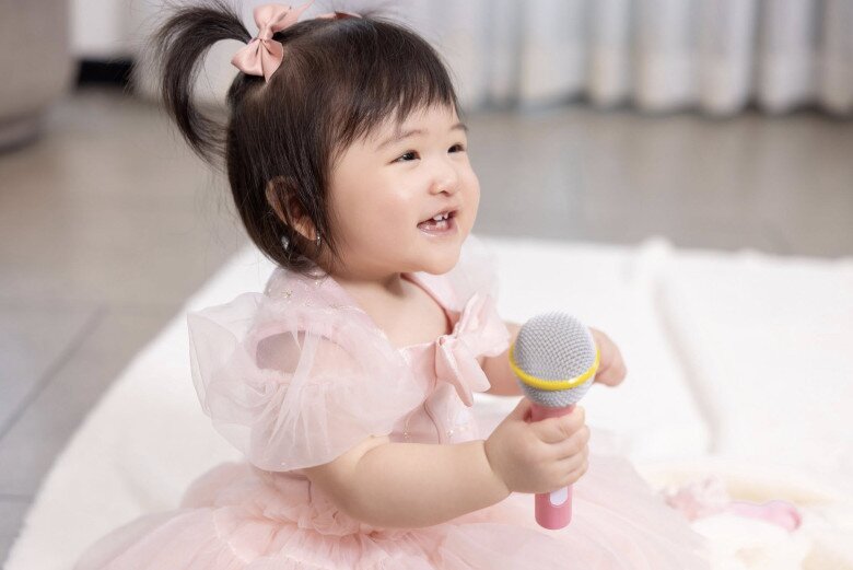 Con sao Việt chọn micro trong ngày thôi nôi: Quý tử nhà Mai Ngọc nối ...