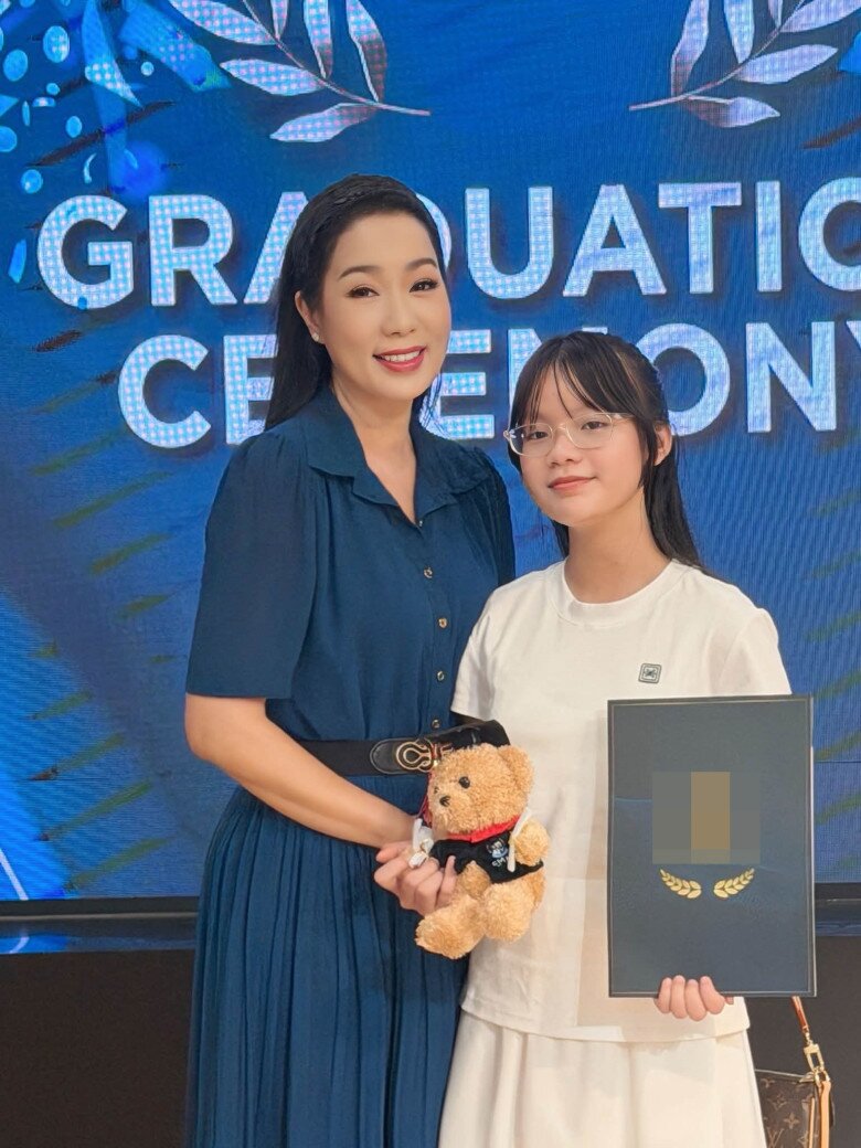 Con sao Việt tốt nghiệp tiểu học: Ái nữ thứ 2 của NSND Trịnh Kim Chi ...
