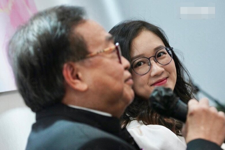 Ông trùm kinh doanh cưới con gái bạn thân kém 41 tuổi, thân thế cô dâu ...