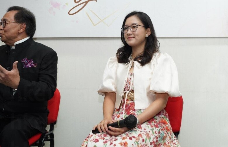 Ông trùm kinh doanh cưới con gái bạn thân kém 41 tuổi, thân thế cô dâu ...