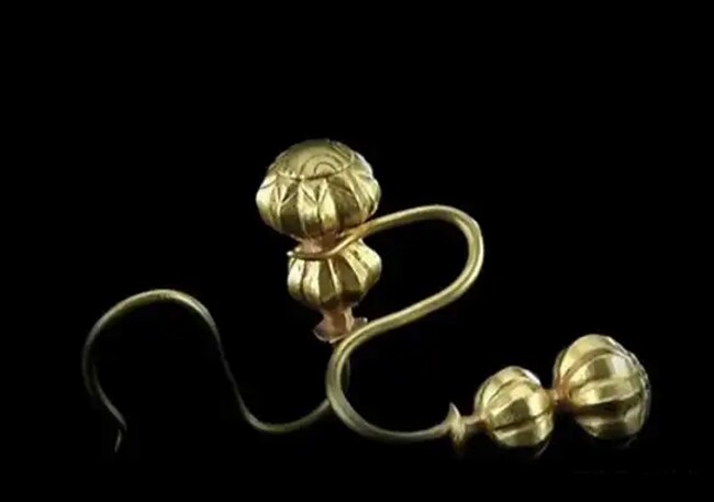 Cháu dâu mang đôi bông tai vàng là của hồi môn bà nội tặng đi thẩm định ...