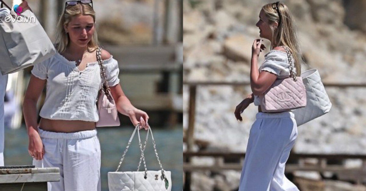 Harper Beckham xách cùng lúc hai túi Chanel đi biển