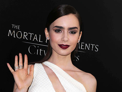 Thiếu nữ săn quỷ Lily Collin gợi cảm ra mắt phim