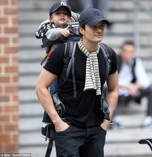 Nhóc Flynn bản sao của bố Orlando Bloom