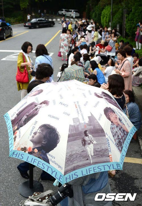 Bae Yong Joon chi 10 triệu won phục vụ fan đứng chờ