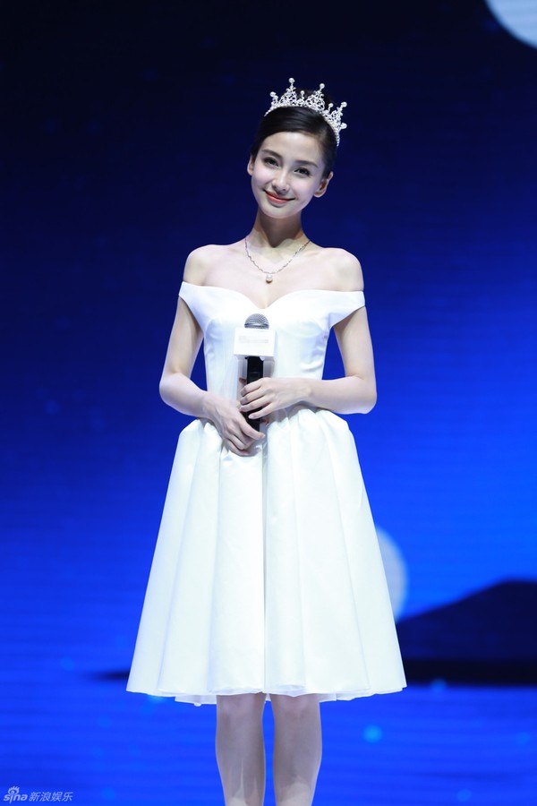 Angela Baby đội vương miện xinh như công chúa