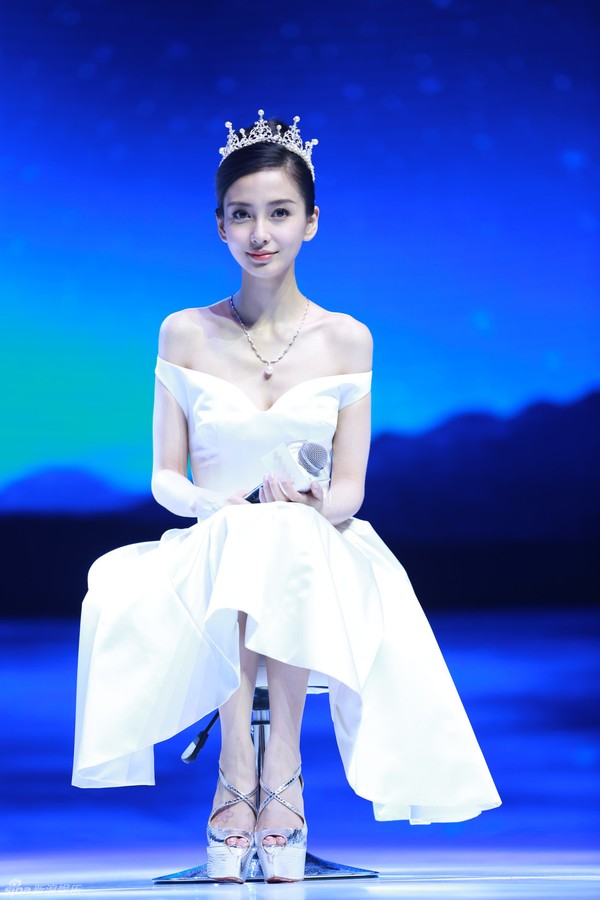 Angela Baby đội vương miện xinh như công chúa