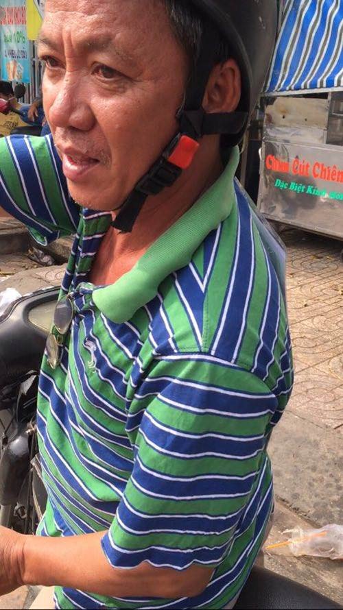 Nhờ cộng đồng mạng, con trai dán ảnh lên lưng tìm thấy mẹ bị lạc