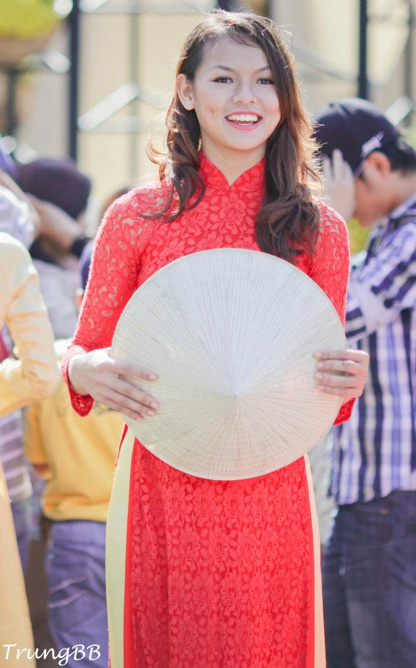 Mai Ngô dịu dàng e thẹn trong tà áo dài Việt Nam