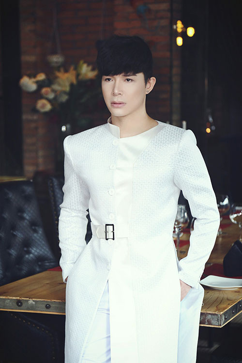 Nathan Lee khoe vẻ điển trai lạnh lùng ngày trở lại