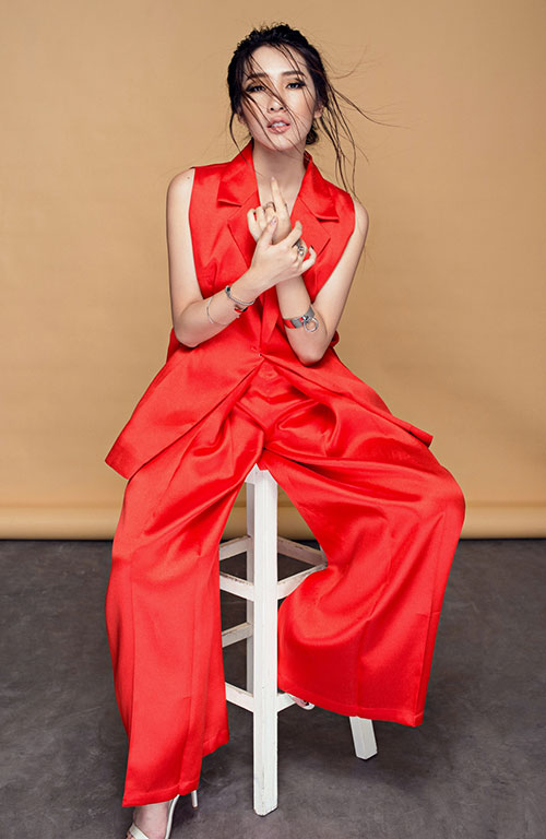 Ca sĩ Emily của tuổi 27 ngày sang gợi cảm và quyến rũ