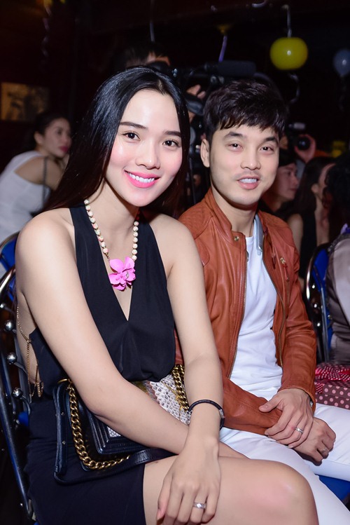 Vợ chồng Ưng Hoàng Phúc trốn con đi cưới MC Thanh Bạch