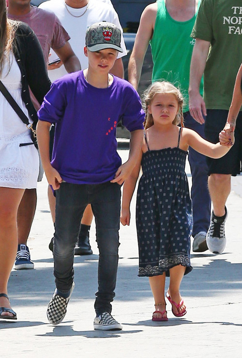 Ngôi sao 24/7: Harper béo tròn và ngày càng ra dáng thiếu nữ