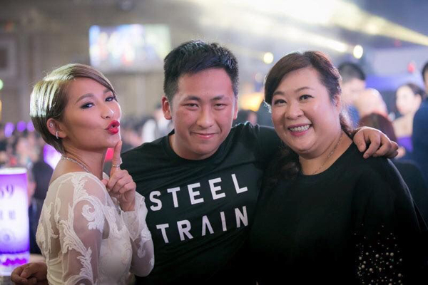 Vợ tỷ phú sòng bài Alvin Chau cùng con riêng của chồng đi du lịch Singapore