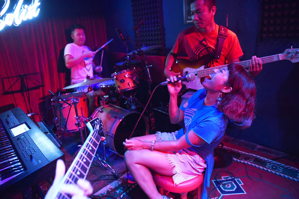 Diva Hà Trần hội ngộ team Bản Nguyên, mừng sinh nhật sớm ở Hà Nội