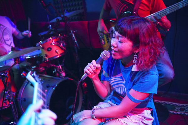 Diva Hà Trần hội ngộ team Bản Nguyên, mừng sinh nhật sớm ở Hà Nội