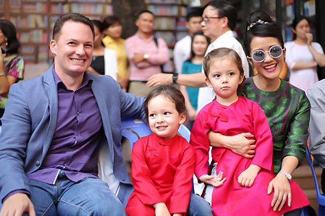 Dư luận vẫn tò mò lý do ca sĩ Hồng Nhung ly hôn chồng Tây