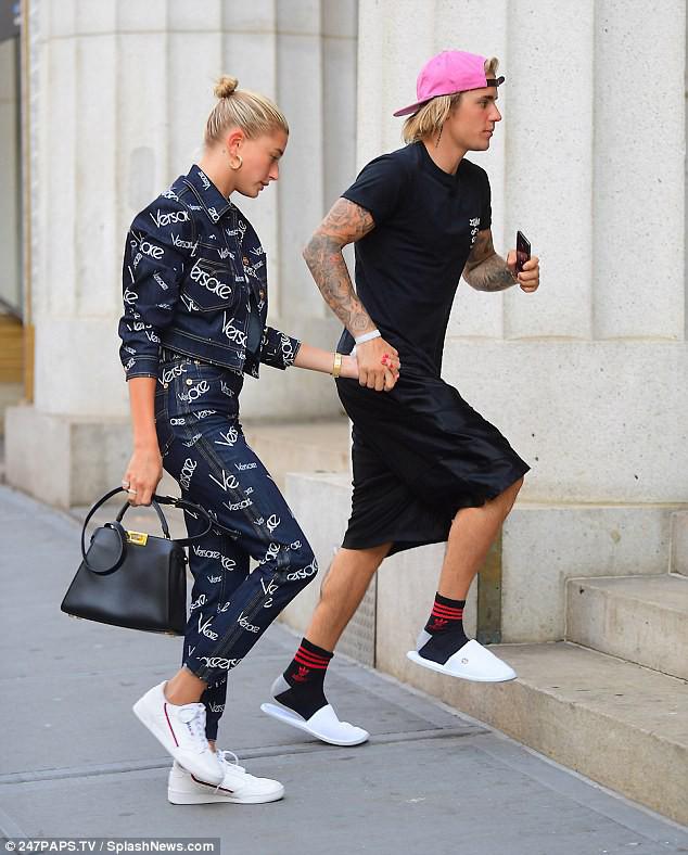 Hết quần tụt giờ lại đi dép ngủ ra đường, Justin Bieber là ngôi sao ăn ...