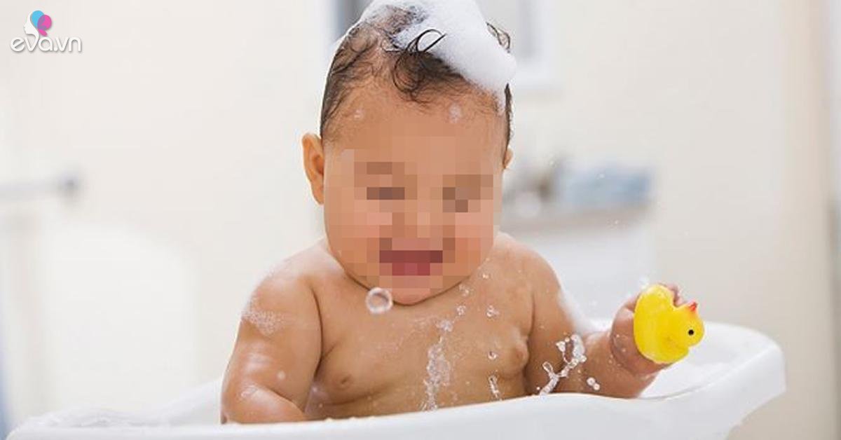 Để con 10 tuổi trông hộ con 9 tháng trong nhà tắm, người mẹ phải trả ...