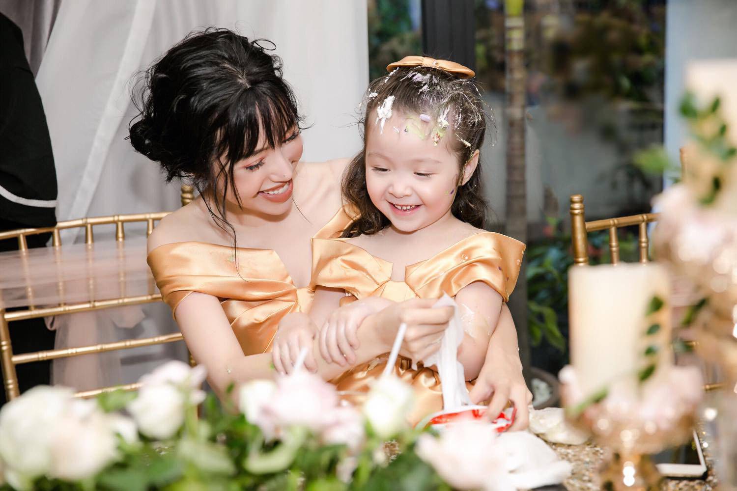 Elly Trần ra ngoài sang chảnh thế, ai ngờ về cũng hóa con sen