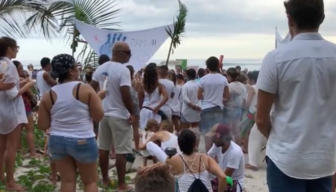 Người dân tưởng nhớ nữ ca sĩ 25 tuổi bị cưỡng hiếp, chết lõa thể trên ...