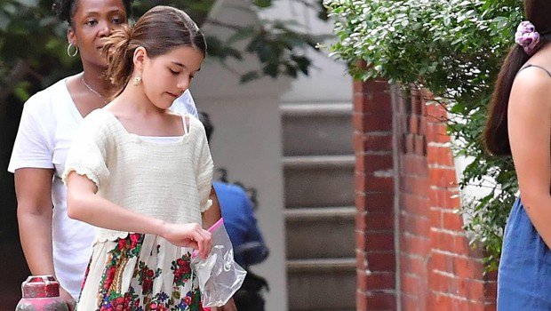 Bị bố bỏ rơi nhưng Suri Cruise vẫn là đối tượng tiền tỷ của những tên ...