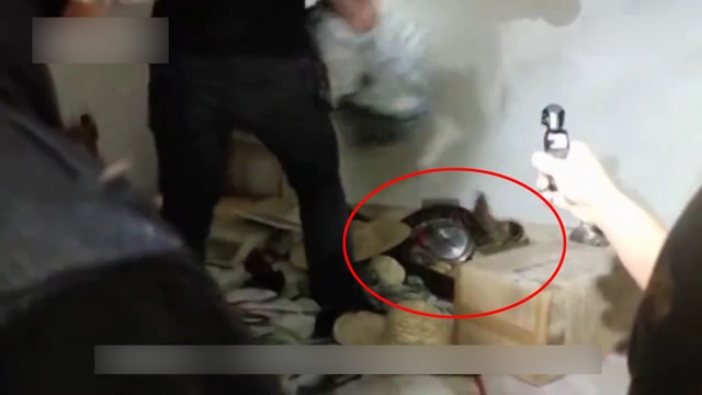 Nghe tiếng rít kỳ lạ trên giường, người đàn ông hốt hoảng khi lật tấm ...