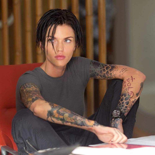 Mỹ nhân phi giới tính, lai giữa Angelina Jolie với Justin Bieber: Biểu ...