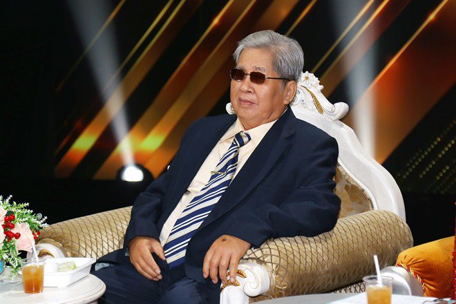 Sau cơn tai biến, nhạc sĩ Bông điên điển được người nhà dìu đến trường quay