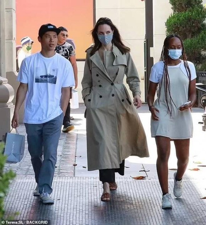 Ngôi sao 24/7: Angelina Jolie bị phàn nàn vì quần áo, Pax Thiên lại nổi ...