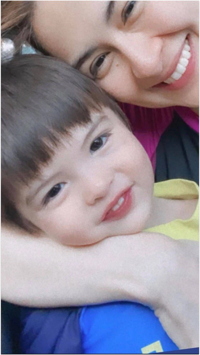 Mỹ nhân đẹp nhất Philippines khoe ảnh mới, mọi sự chú ý đổ dồn vào 2 ...