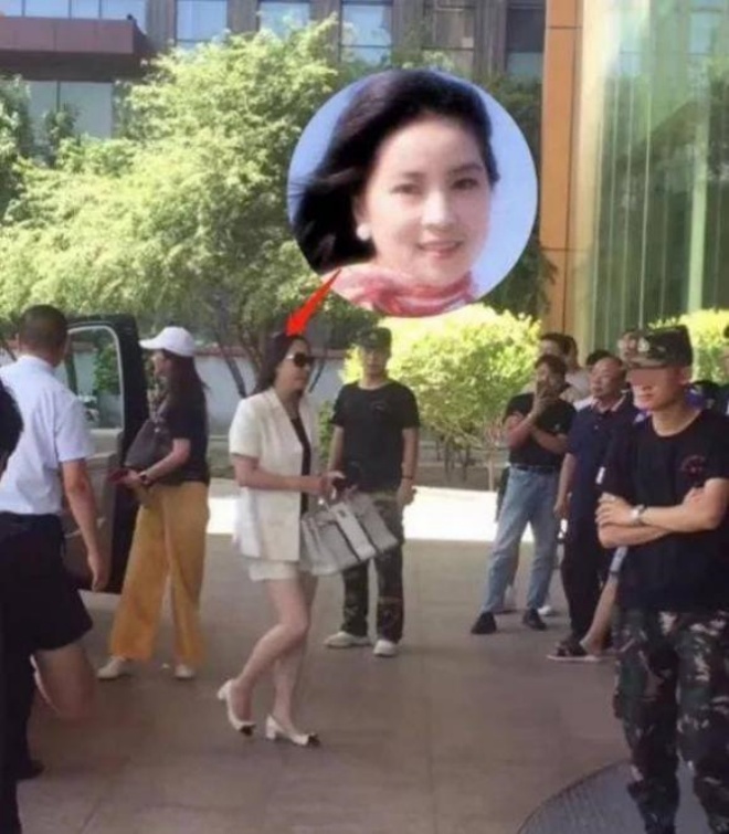 Bà xã Thành Long U70 diện quần short, cặp chân thon dài, trắng muốt ...