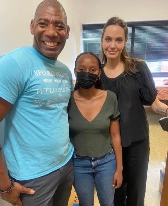 Nổi tiếng là minh tinh hạng A nhưng Angelina dưới ống kính người qua ...