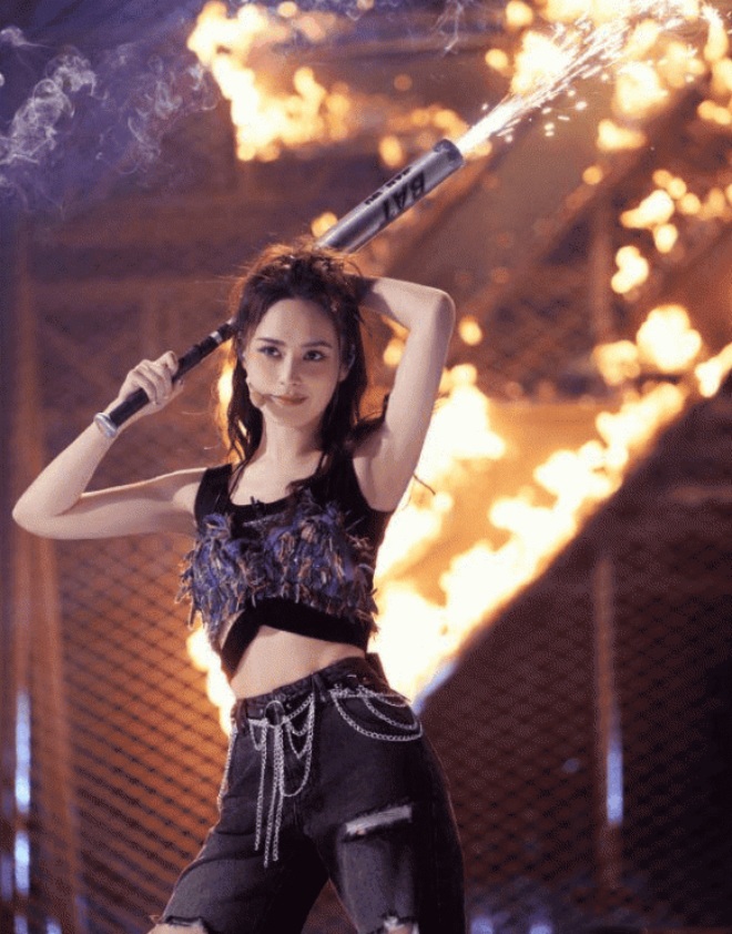 Chung Hân Đồng khoe nhan sắc nữ thần sau khi giảm 10kg nhưng lại lộ ...