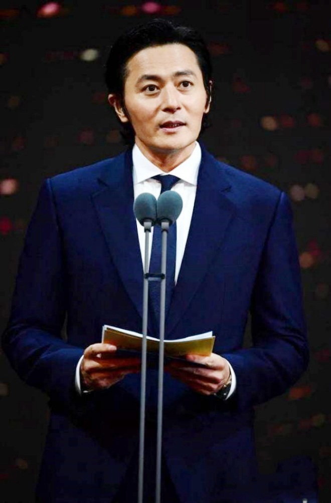 Jang Dong Gun cười nói bên vợ sau bê bối săn gái, so sánh với Lee Min ...