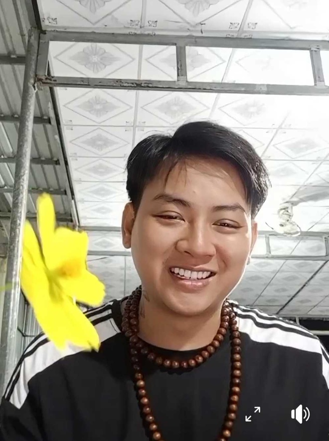 Hoài Lâm lộ clip ăn mặc lôi thôi, bụng to như bầu 8 tháng, hát hụt hơi ...